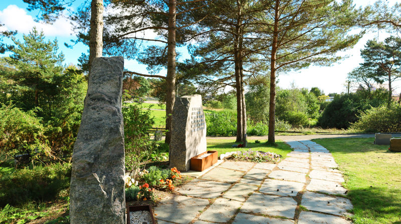 Namna minnelund på Nore Neset gravplass. - Bjørnafjorden kyrkjelege ...